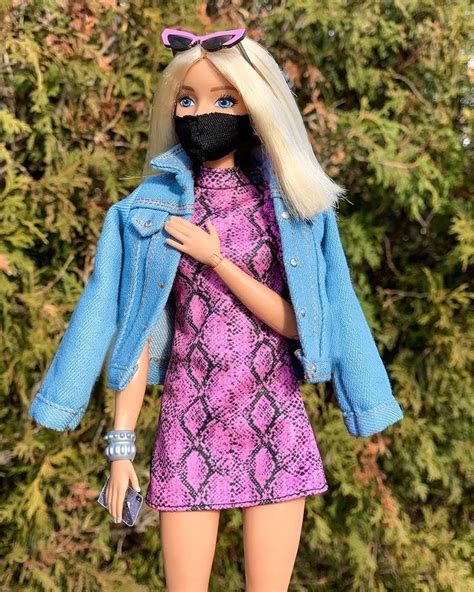 Barbara Millicent Roberts No Instagram “i Feel Kinda Pink Today 👄☺️”