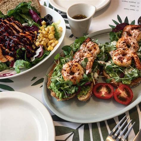 녹색시간 Opentoast Salad 녹색시간에서 아보카도를 즐길 수 있는 방법 녹색시간만의 통밀빵 위에 아보카도 페이스트가 발리고 신선한 베이비채소와 매콤 고소