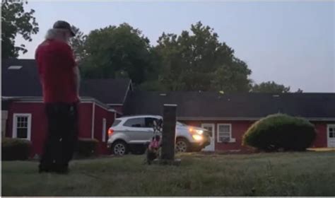 კაცი ყოფილი ცოლის საფლავზე ყოველდღიურად შარდავს და განავალს ტოვებს შოკისმომგვრელი ვიდეო