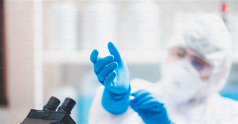 의학 실험실 바이러스 질병 유행성 독감 클리닉 또는 병원의 건강 안전 위생을 위한 보호 유니폼에서 일하기 위해 장갑과 마스크를 착용하는 과학자 또는 의사 사진