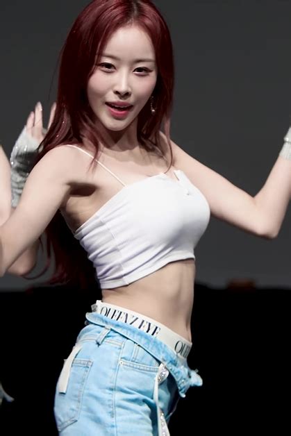 그룹명 새겨진 밴드 퀸즈아이 나린 움짤