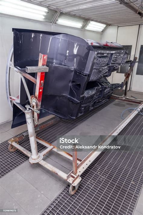 차량의 차체 수리 및 튜닝을 위한 워크샵에서 사고 후 해체 된 자동차의 프레임 내부의 빨간색과 검은색 색상의 회화의 수직 보기 0명에 대한 스톡 사진 및 기타 이미지