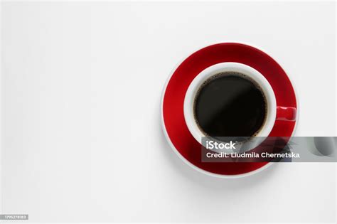 흰색 배경에 향기로운 커피가 담긴 컵 평면도 텍스트를 위한 공간 0명에 대한 스톡 사진 및 기타 이미지 0명 단일 이미지 도예 Istock