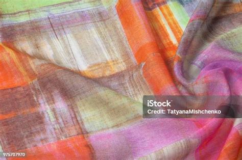 질감 배경 패턴입니다 실크 얇은 직물 흰색 녹색 빨강 분홍색 및 노란 사각형의 추상 패턴 0명에 대한 스톡 사진 및 기타 이미지