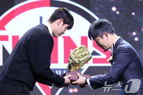 리얼 글러브 받는 Lg 홍창기 뉴스1