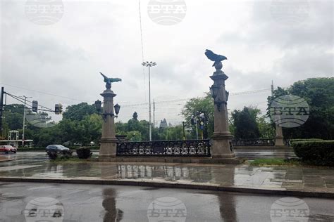 Няма наводнения или затворени пътища в София след падналия над града дъжд Утро