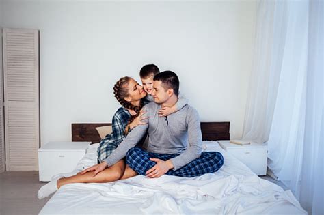 엄마 아빠 와 아들 아침에 누워 에 침대 에 집 에 A 좋은 분위기 3차원 형태에 대한 스톡 사진 및 기타 이미지 3차원 형태 4 명 가족 Istock