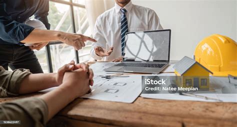 청사진과 함께 사무실에서 일하는 엔지니어 팀 건축 계획 건설 프로젝트 비즈니스 건설을 위한 작업장 검사 Group A에 대한 스톡 사진 및 기타 이미지 Istock
