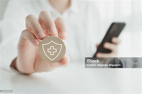 보험 개념입니다 가능한 만일의 사태에 대한 보호 의료 보험 아이콘을 들고 배경에서 모바일 스마트 폰을 사용하는 인간의 손 생명과 건강 보호 보증 생활 개념 Mental