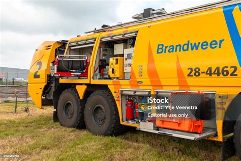 군사 공군 기지 Leeuwarden의 공항 구조 및 소방 차량은 Wolvega의 소방서에서 일반 방문객을 위해 개방 된 날에