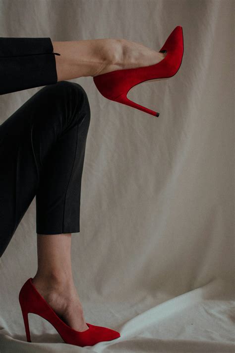 검은 바지와 빨간 신발을 신은 사람 사진 Unsplash의 무료 Россия 이미지