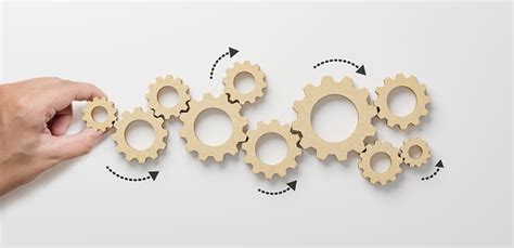 비즈니스 프로세스 및 흐름도를 통한 워크플로 자동화 흰색 배경에 나무 톱니 바퀴 흐르는 공정 관리를 들고 손 모션에 대한 스톡