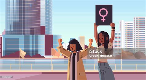 믹스 레이스 운동가 커플 빈 플래카드 페미니스트 데모 소녀 힘 운동 권리 보호 여성 권한 부여 개념 초상화 도시 풍경 배경 수평 2명에 대한 스톡 벡터 아트 및 기타 이미지