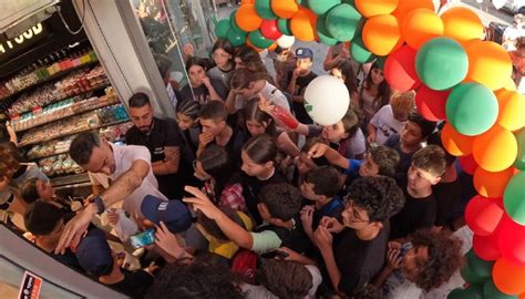 צפו מאות תושבים הגיעו לפתיחת סבן אילבן פתח תקווה האם יהיה פתוח בשבת