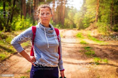 가 숲에서 젊은 여자 숲 자연에 귀여운 여자의 초상화입니다 우드 랜드에서 인상 야생의 자연에서 하이킹입니다 숲의 경로에