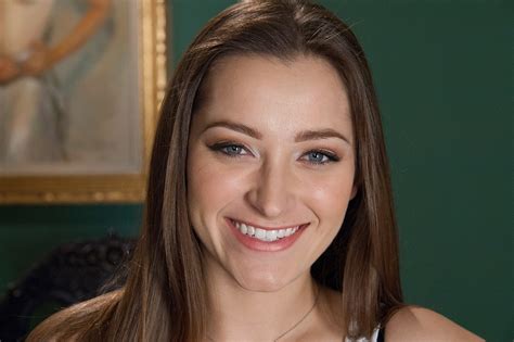 Красотка Дэни Дэниелс демонстрирует свою попку в колготках и трусиках