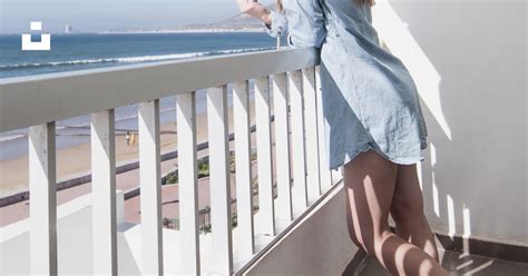 파란 드레스 셔츠를 입고 해변을 바라 보는 여자 사진 Unsplash의 무료 파랑 이미지