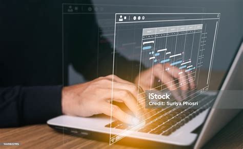 노트북에서 작업하고 가상 화면에서 회사의 gantt 차트 일정 인터페이스를 사용하여 작업 및 마일스톤 진행 계획을 업데이트하는