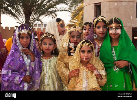 Elk207 1558 Oman Muscat Muscat Festival Girls In Traditional Dance