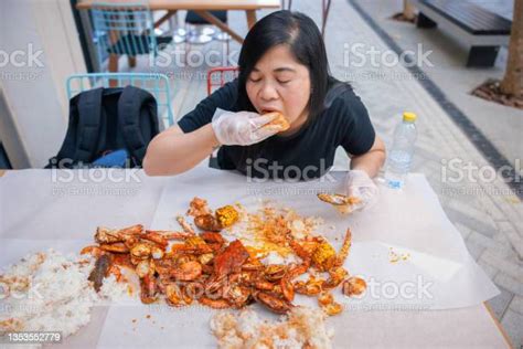 레스토랑 테이블에 앉아 서서 밥을 곁들인 해산물을 먹는 여성의 높은 각도보기 35 39세에 대한 스톡 사진 및 기타 이미지 35 39세 건강한 생활방식 건강한 식생활