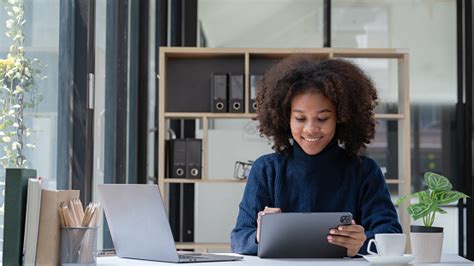 비즈니스 가제트 현대 사무실에서 일하는 디지털 태블릿과 노트북 컴퓨터를 사용하는 행복한 흑인 사업가 가상현실에 대한 스톡 사진 및 기타 이미지 Istock