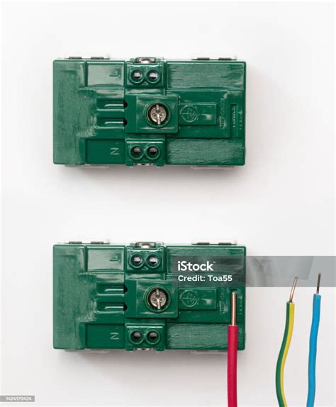 전기 기술자는 장치 뒷면에 표시된 스트립 게이지를 사용하여 와이어의 정확한 길이를 측정합니다 0명에 대한 스톡 사진 및 기타