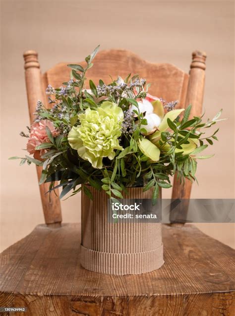 베이지 색 배경의 오래된 나무 의자에 서 Diy 골판지 꽃병에 꽃다발을 가진 환경 친화적 인 구성 0명에 대한 스톡 사진 및 기타 이미지 Istock