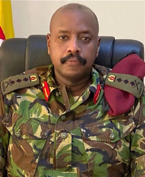 صحيفة عكاظ ضربه وحلق شعره نجل الرئيس الأوغندي يعلن احتجاز معارض في