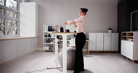 사무실에서 조절 가능한 높이 스탠딩 데스크를 사용하는 여성 간반에 대한 스톡 사진 및 기타 이미지 간반 사람들 서 있기 Istock