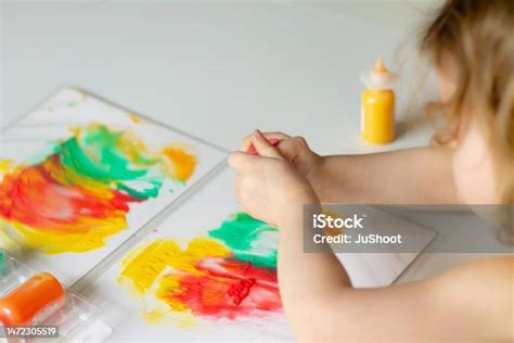 그녀의 손으로 컬러 페인트를 하는 작은 행복한 소녀 학교에서의 자녀 교육을위한 창의적인 활동 공예에 대한 스톡 사진 및 기타 이미지 Istock