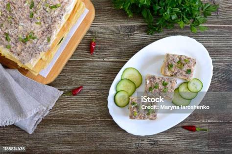 계란 치즈 파 통조림 생선 마요네즈와 함께 케이크 나무 테이블에 흰색 접시에 마요네즈 축제 전채 맨 위 보기 건강한 식생활에 대한 스톡 사진 및 기타 이미지 Istock