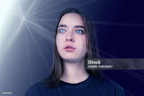 파란 눈을 가진 여자가 예술적인 조명 환경에서 어두운 배경을 사려 깊게 응시하고 있습니다 16 17 살에 대한 스톡 사진 및 기타 이미지 16 17 살 가공의 인물
