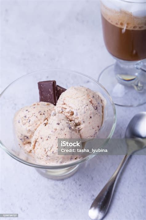 초콜릿 부스러기와 크림수제 아이스크림 아이스크림 3 스쿱과 커피 한 잔 0명에 대한 스톡 사진 및 기타 이미지 0명 3가지 개체 가정 주방 Istock
