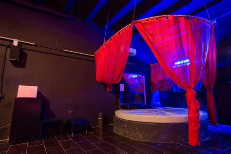 Desalojaron un sex shop en Barcelona donde 61 personas participaban de una orgía Infobae