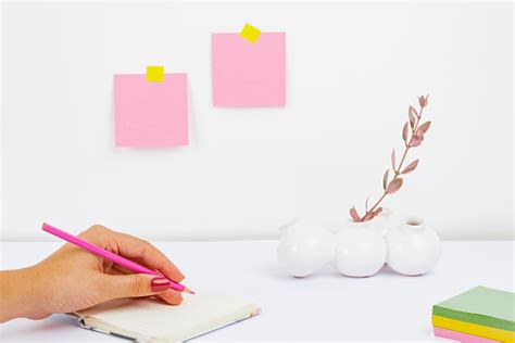 깔끔한 작업 공간 설정 책상 도구 장비 스마트 사무실 배열 스터디 테이블 메모 신선한 방 디자인 조직 탁상 재활용 재료 교육에 대한 스톡 사진 및 기타 이미지 Istock