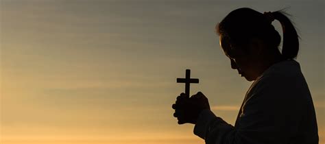 기도 여자는 일출 하늘 배경으로 아침에 하나님을 예배 합니다 사람이 기도하는 손을 들고 예배를 드리고 있습니다 신은 회개 가톨릭 부활절 사절 기도를 돕는다 기독교 종교 개념