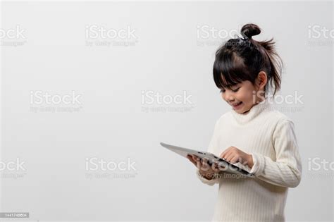 아시아 어린 소녀를 들고 흰색 스튜디오 배경에 디지털 태블릿을 사용 하 고 무료 복사 공간 4 5세에 대한 스톡 사진 및 기타 이미지 4 5세 Z세대 고름 Istock