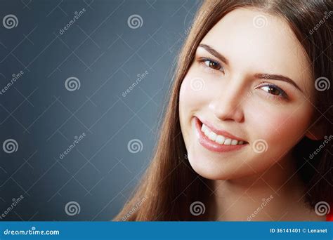 Женщина с красивой улыбкой стоковое изображение изображение насчитывающей привлекательностей