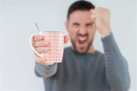 젊은이 고립 된 배경 화가 위에 커피와 미친과 제기 손으로 소리 분노와 좌절 외치고 분노 개념의 Driking 컵 남자에 대한 스톡 사진 및 기타 이미지 Istock