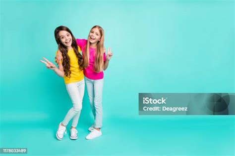 청록색 배경으로 고립 된 동안 당신에게 V기호를 보여주는 두 황홀 흥분 여자 친구의 전체 길이 몸 크기 사진 2명에 대한 스톡 사진 및 기타 이미지 Istock