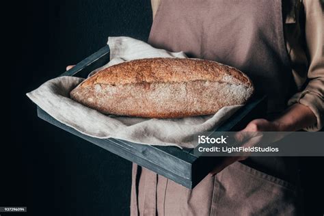 블랙에 고립 된 빵의 덩어리와 나무 상자를 들고 여자의 자른된 샷 가정 생활에 대한 스톡 사진 및 기타 이미지 가정 생활 건강한 식생활 검정색 배경 Istock