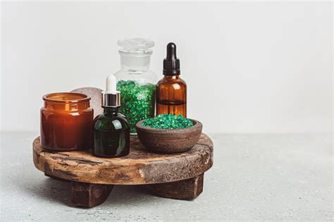 제로 폐기물 환경 친화적 인 위생 욕실 개념 재사용 가능한 화장품 병 에센셜 오일 면봉 새싹 0에 대한 스톡 사진 및 기타 이미지 Istock