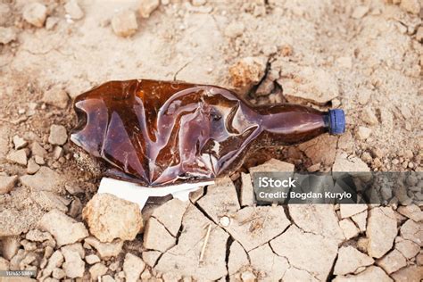 해변에서 플라스틱 오염 모래 해변의 해양 쓰레기에 일회용 플라스틱 병 플라스틱 오염을 중지합니다 해안에서 쓰레기 쓰레기 재해 일회용 금지 0에 대한 스톡 사진 및 기타