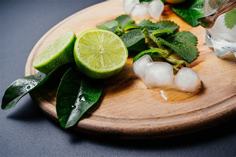 모 히 토 칵테일 만들기입니다 민트 라임 레몬 얼음 재료 및 바 기구 감귤류 과일에 대한 스톡 사진 및 기타 이미지 감귤류 과일 검은색 과일 Istock