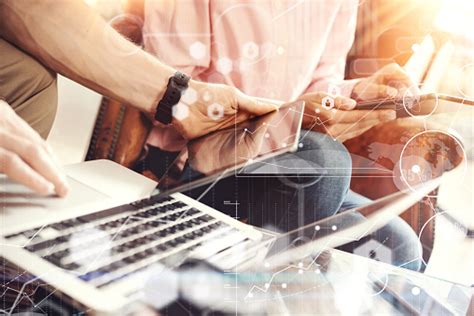 글로벌 전략 가상 아이콘 혁신 그래프 인터페이스동료들이 손을 잡는다 교육에 대한 스톡 사진 및 기타 이미지 교육 글로벌