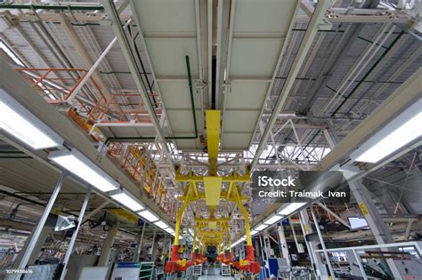 자동차 바디의 양도입니다 로봇 장비 Tcar의 조립을 합니다 현대 자동차 조립 공장에서 공장 산업 건물에 대한 스톡 사진 및