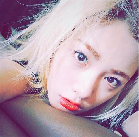 Selfie 파격의 금발헤어 나나 전에 없던 시크 디스패치 뉴스는 팩트다