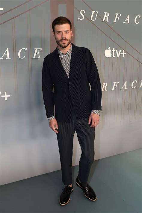 Le Sex Symbol François Arnaud Brille Sur Un Tapis Rouge New Yorkais