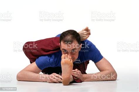 발랄 한 매력적인 젊은 남자 운동 요가 필 라 테 스 휘트니스 교육 아사 나 Eka의 Shirshasana 흰색 절연 스튜디오 촬영 전체 길이 건강한 생활방식에 대한 스톡