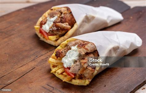 자이로 피타 샤 왈 마 테이크 멀리 길거리 음식 전통적인 그리스 터키어 나무 테이블에 고기 음식 수블라키에 대한 스톡 사진 및 기타 이미지 Istock